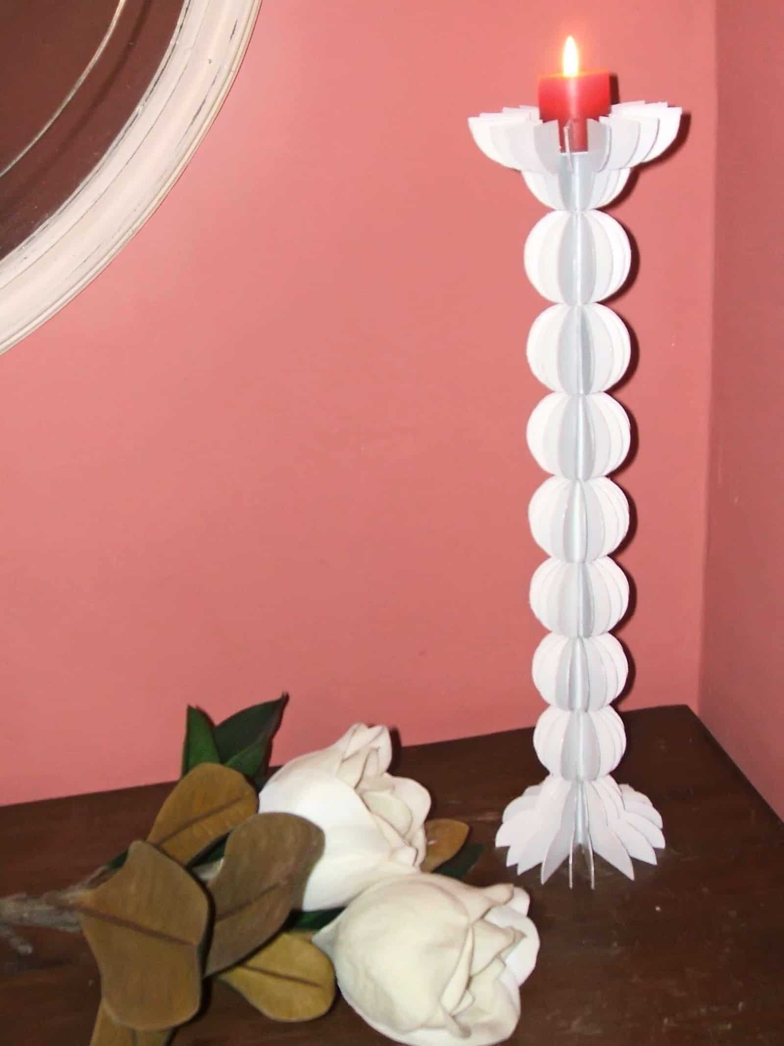 Un candelabro hecho con el cartón de los bricks