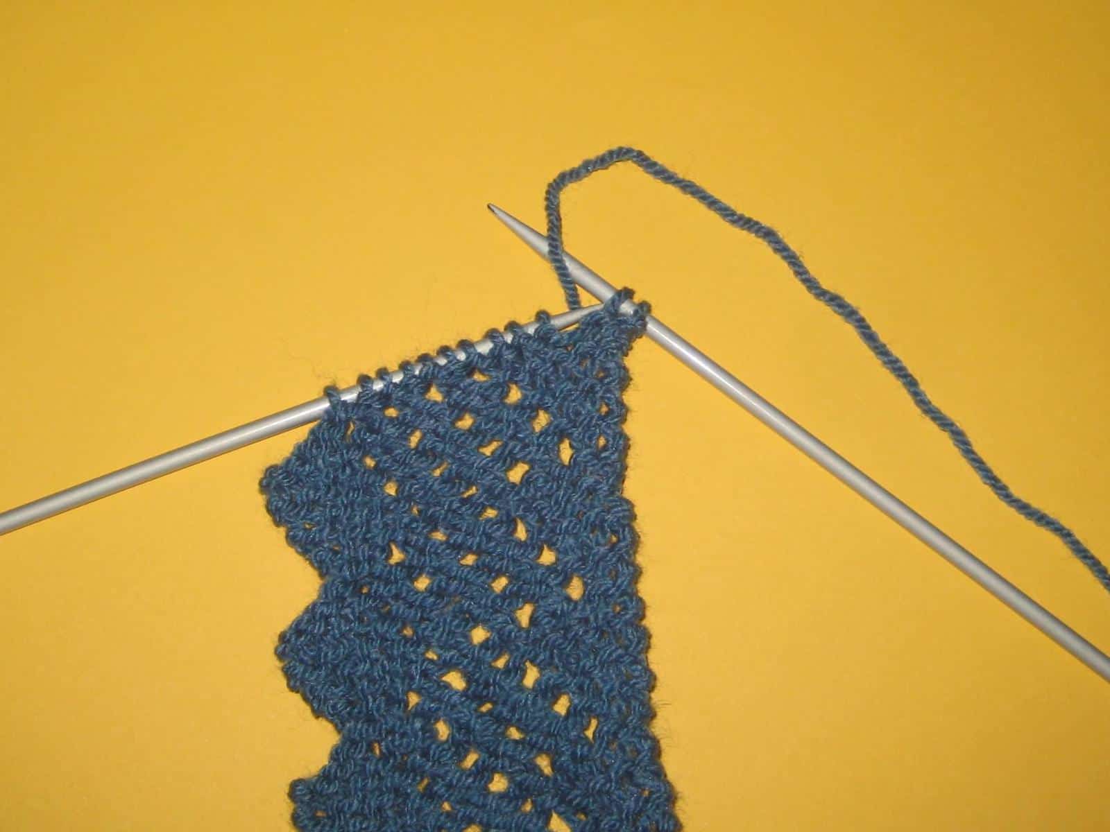 Cómo tejer una bufanda con dos agujas