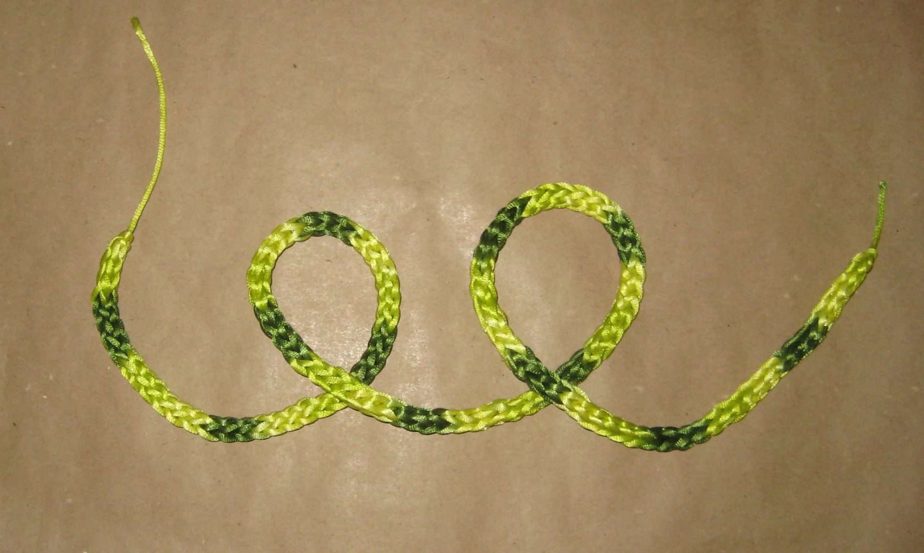 Cómo hacer un collar con un cordón.