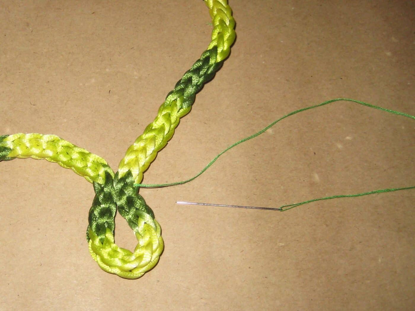 Cómo hacer un collar con un cordón.