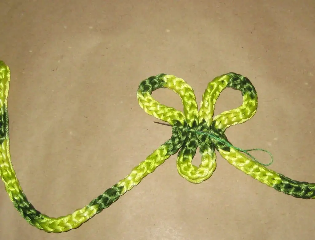 Cómo hacer un collar con un cordón.