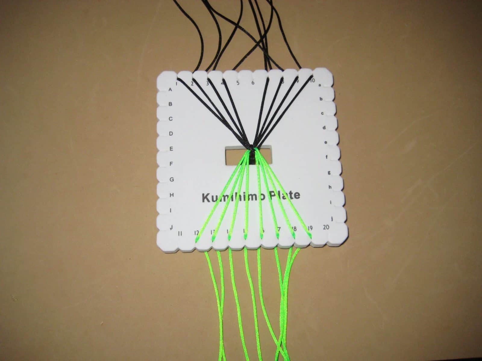 Pulsera tejida con telar cuadrado kumihimo