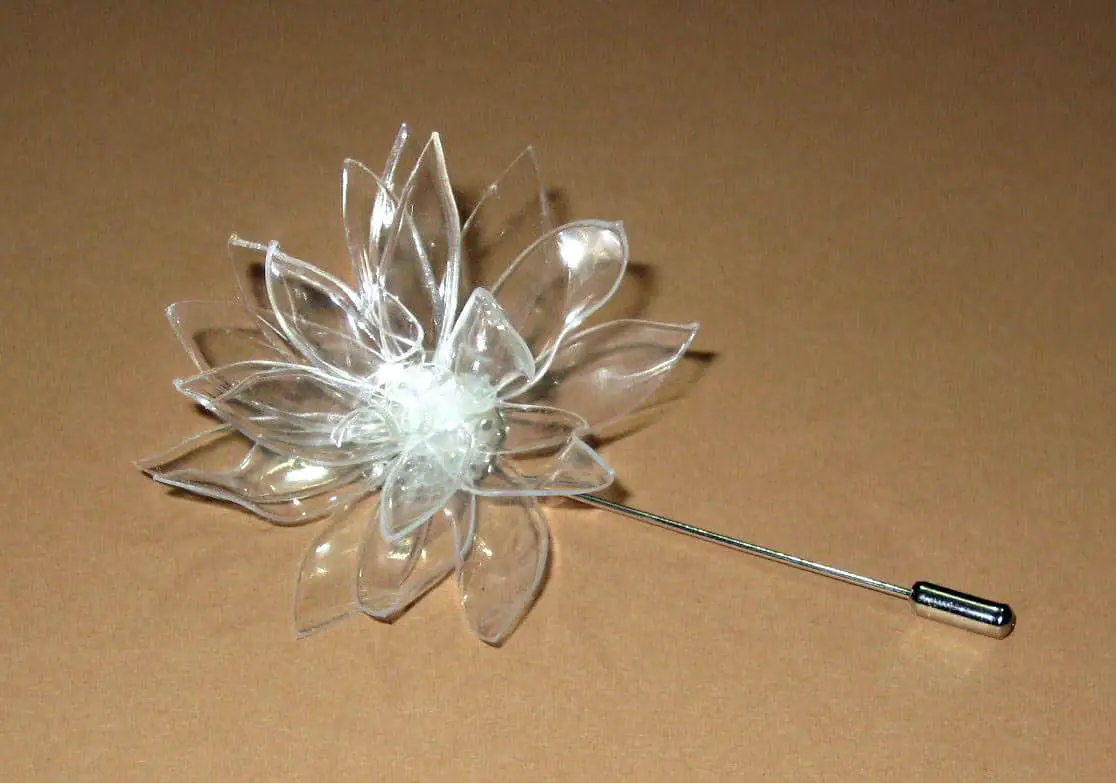 Cómo hacer un broche con el plástico de las botellas
