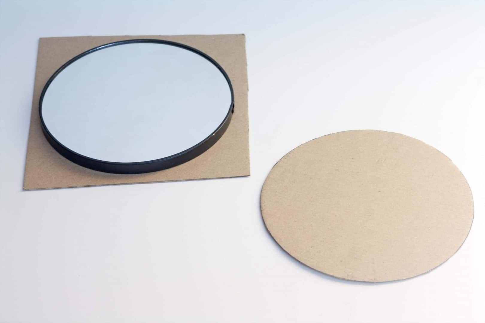 Marco de espejo con tubos de cartón